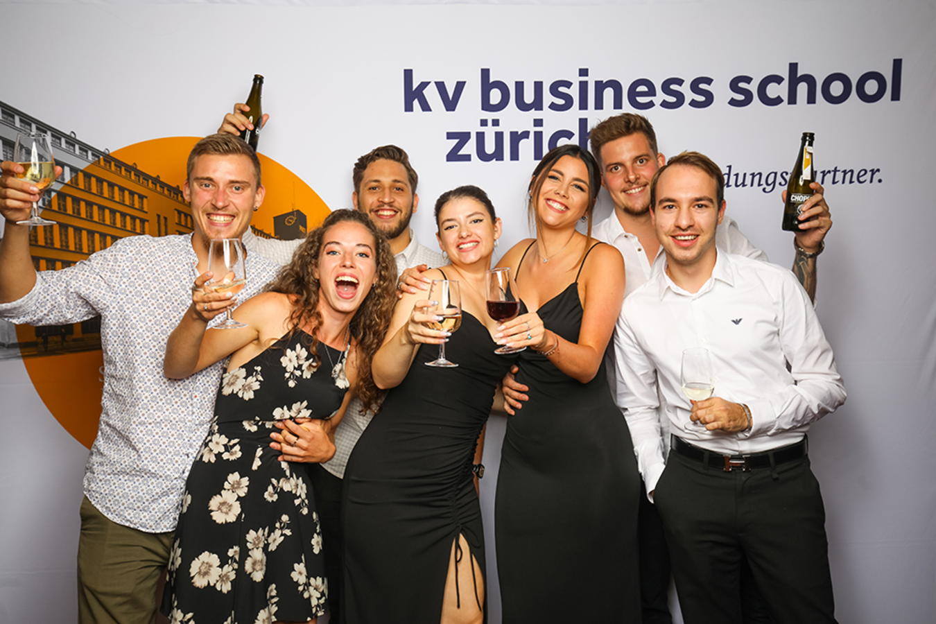 Erfolgreiche Absolvent:innen der Handelsschule und HWD edupool.ch | KV Business School Zürich